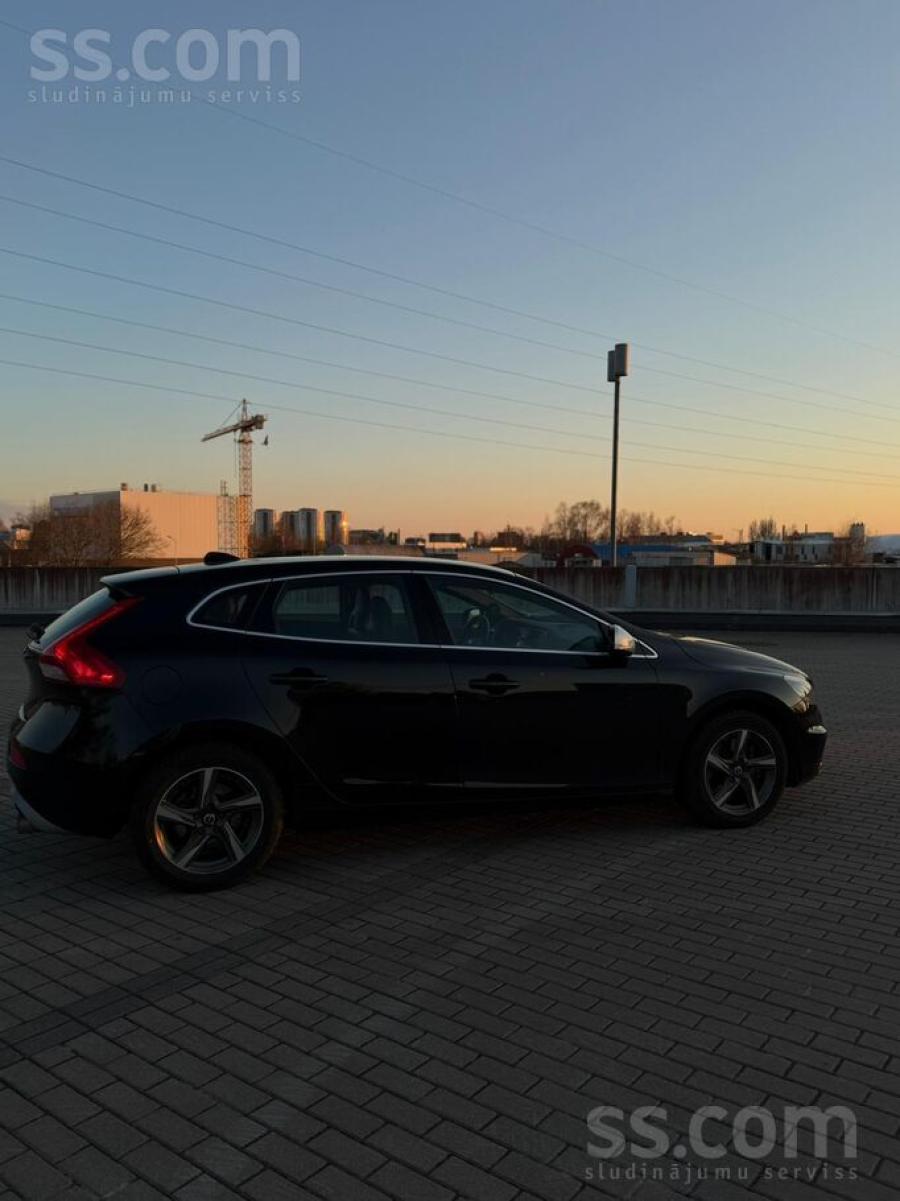 Black Volvo V40 2014 in Riga, with an engine capacity of 2.00 L and mileage of 300 thousand km for 5980 €, photo 7 on AUTOMOTO.COM.LV