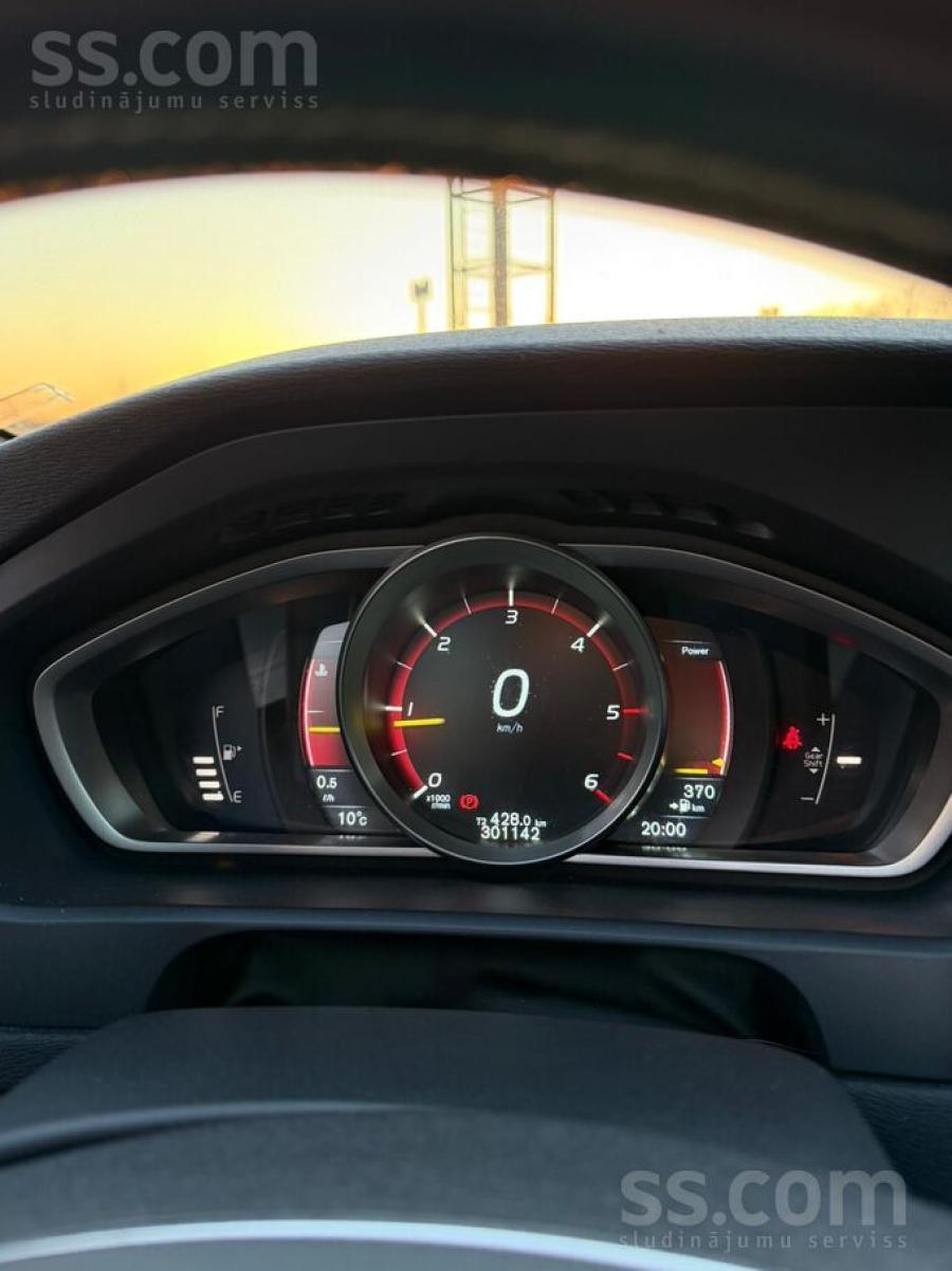 Black Volvo V40 2014 in Riga, with an engine capacity of 2.00 L and mileage of 300 thousand km for 5980 €, photo 10 on AUTOMOTO.COM.LV