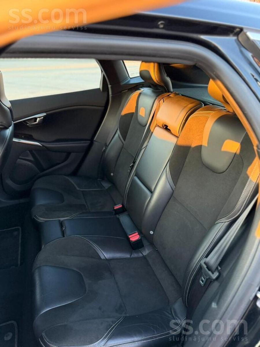 Black Volvo V40 2014 in Riga, with an engine capacity of 2.00 L and mileage of 300 thousand km for 5980 €, photo 11 on AUTOMOTO.COM.LV