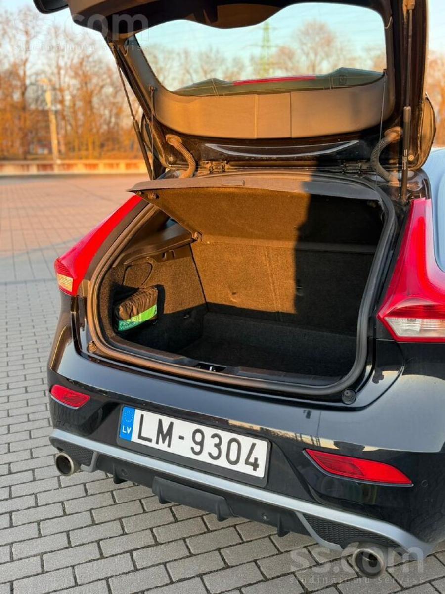 Black Volvo V40 2014 in Riga, with an engine capacity of 2.00 L and mileage of 300 thousand km for 5980 €, photo 12 on AUTOMOTO.COM.LV