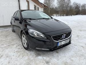 Melns Volvo V40 2014 Jelgava, ar dzinēja tilpumu 1.60 L un nobraukumu 196 tūkst. km par 5950 €, foto  vietnē AUTOMOTO.COM.LV
