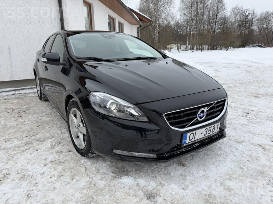 Melns Volvo V40 2014 Jelgava, ar dzinēja tilpumu 1.60 L un nobraukumu 196 tūkst. km par 5950 €, foto 1 vietnē AUTOMOTO.COM.LV