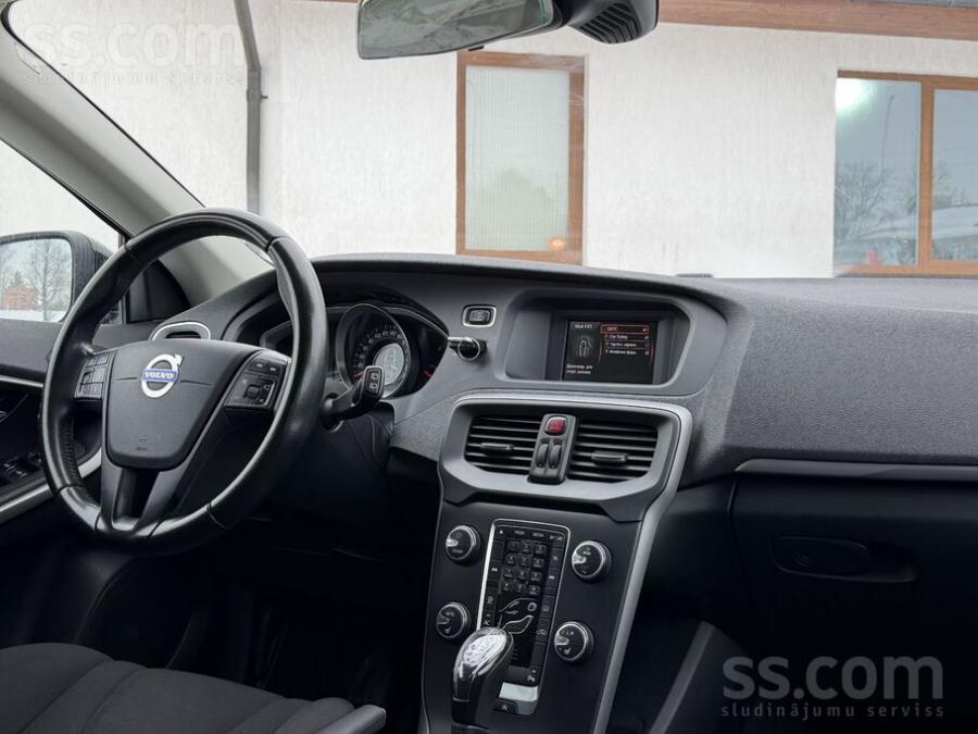 Melns Volvo V40 2014 Jelgava, ar dzinēja tilpumu 1.60 L un nobraukumu 196 tūkst. km par 5950 €, foto 9 vietnē AUTOMOTO.COM.LV