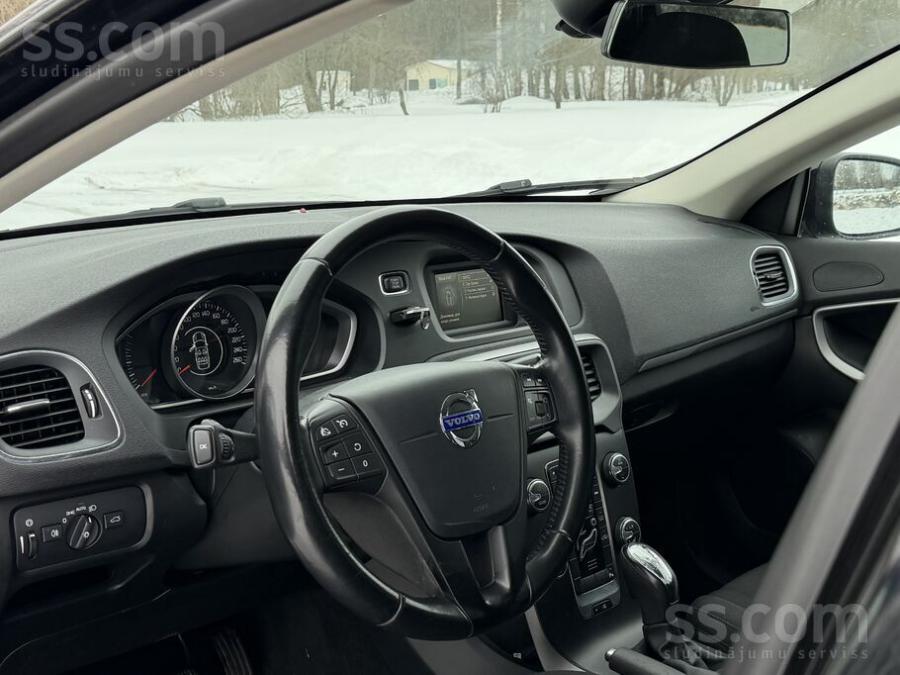 Melns Volvo V40 2014 Jelgava, ar dzinēja tilpumu 1.60 L un nobraukumu 196 tūkst. km par 5950 €, foto 10 vietnē AUTOMOTO.COM.LV