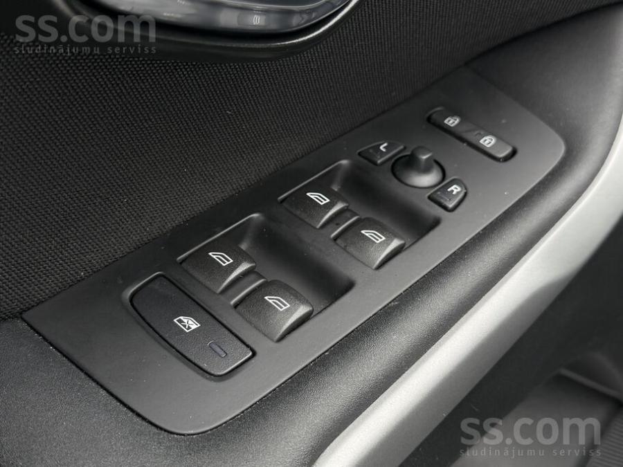 Melns Volvo V40 2014 Jelgava, ar dzinēja tilpumu 1.60 L un nobraukumu 196 tūkst. km par 5950 €, foto 11 vietnē AUTOMOTO.COM.LV