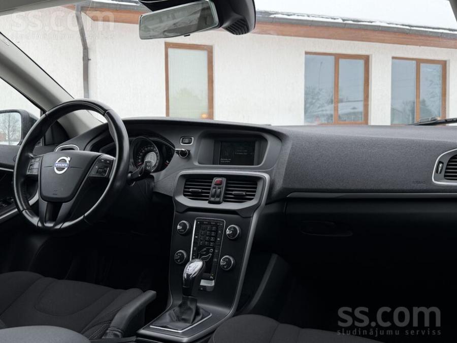 Melns Volvo V40 2014 Jelgava, ar dzinēja tilpumu 1.60 L un nobraukumu 196 tūkst. km par 5950 €, foto 14 vietnē AUTOMOTO.COM.LV