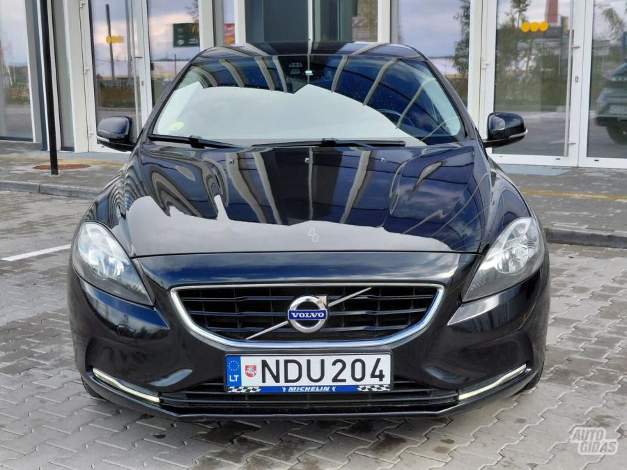 Black Volvo V40 2014 in Vilnius, with an engine capacity of 2.00 L and mileage of 364 thousand km for 5600 €, photo 3 on AUTOMOTO.COM.LV