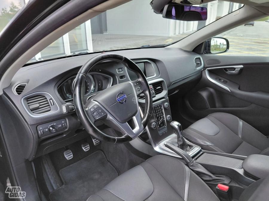 Black Volvo V40 2014 in Vilnius, with an engine capacity of 2.00 L and mileage of 364 thousand km for 5600 €, photo 8 on AUTOMOTO.COM.LV