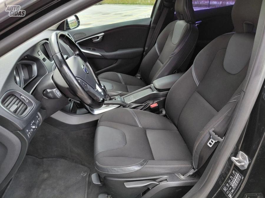 Black Volvo V40 2014 in Vilnius, with an engine capacity of 2.00 L and mileage of 364 thousand km for 5600 €, photo 9 on AUTOMOTO.COM.LV