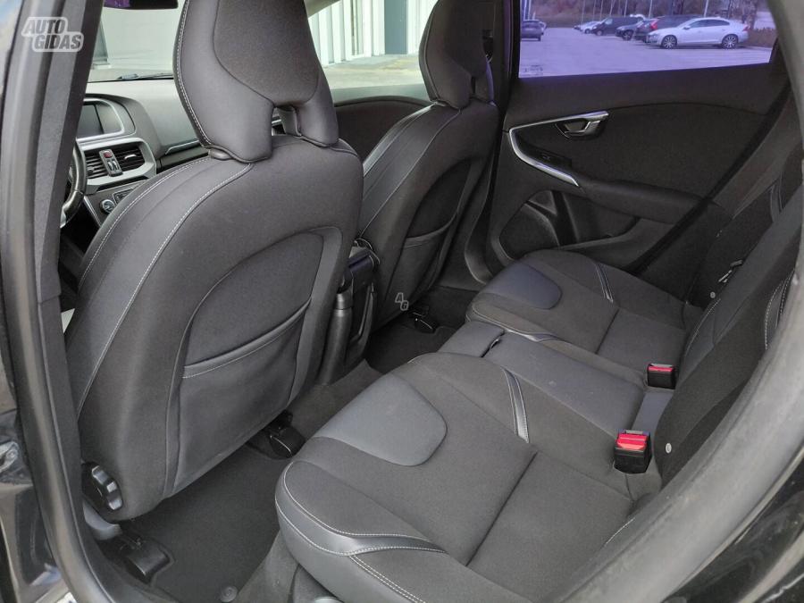 Black Volvo V40 2014 in Vilnius, with an engine capacity of 2.00 L and mileage of 364 thousand km for 5600 €, photo 10 on AUTOMOTO.COM.LV