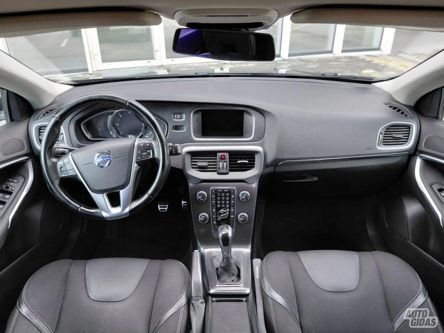 Black Volvo V40 2014 in Vilnius, with an engine capacity of 2.00 L and mileage of 364 thousand km for 5600 €, photo 12 on AUTOMOTO.COM.LV