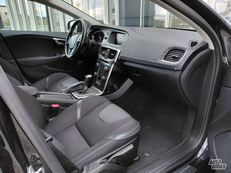 Black Volvo V40 2014 in Vilnius, with an engine capacity of 2.00 L and mileage of 364 thousand km for 5600 €, photo 13 on AUTOMOTO.COM.LV