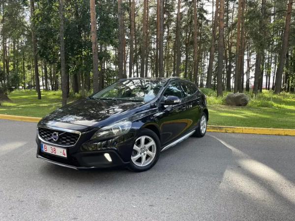Black Volvo V40 2014 in Riga, with an engine capacity of 1.60 L and mileage of 186 thousand km for 4000 €, photo 1 on AUTOMOTO.COM.LV