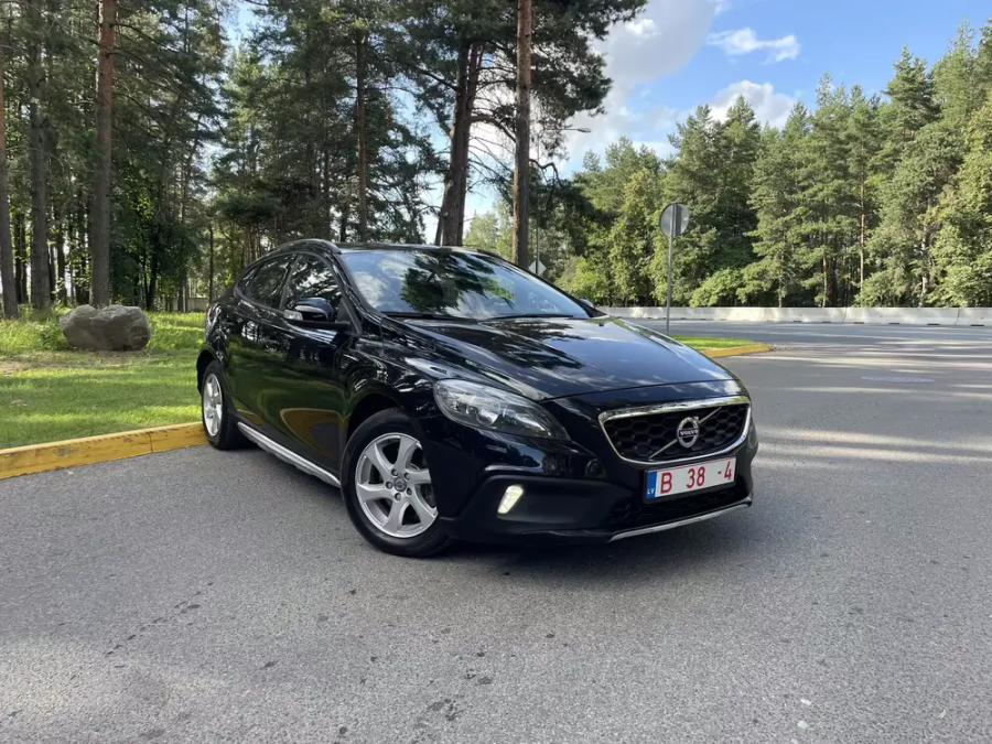 Black Volvo V40 2014 in Riga, with an engine capacity of 1.60 L and mileage of 186 thousand km for 4000 €, photo 3 on AUTOMOTO.COM.LV