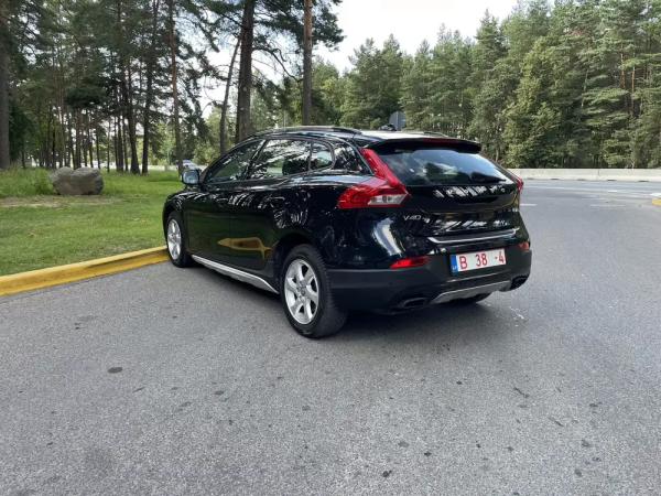 Black Volvo V40 2014 in Riga, with an engine capacity of 1.60 L and mileage of 186 thousand km for 4000 €, photo 5 on AUTOMOTO.COM.LV
