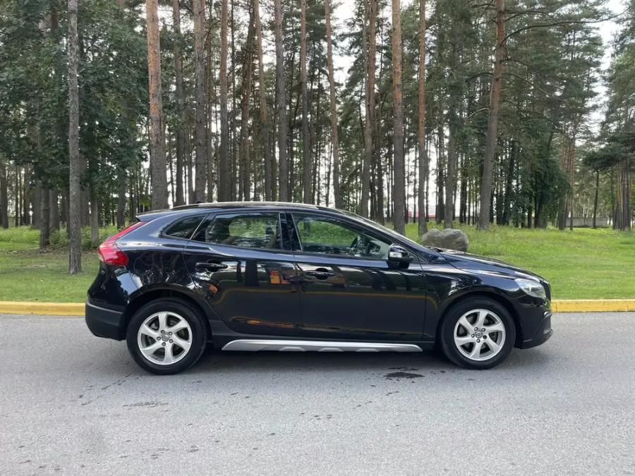Black Volvo V40 2014 in Riga, with an engine capacity of 1.60 L and mileage of 186 thousand km for 4000 €, photo 9 on AUTOMOTO.COM.LV