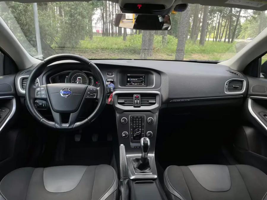 Black Volvo V40 2014 in Riga, with an engine capacity of 1.60 L and mileage of 186 thousand km for 4000 €, photo 10 on AUTOMOTO.COM.LV