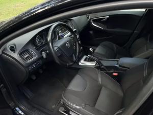 Black Volvo V40 2014 in Riga, with an engine capacity of 1.60 L and mileage of 186 thousand km for 4000 €, photo 11 on AUTOMOTO.COM.LV