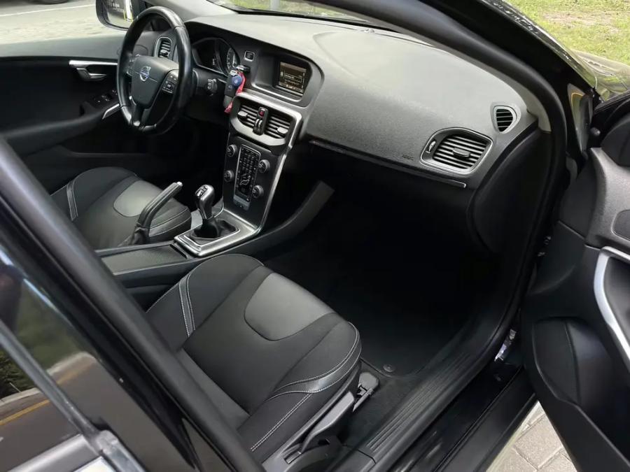 Black Volvo V40 2014 in Riga, with an engine capacity of 1.60 L and mileage of 186 thousand km for 4000 €, photo 12 on AUTOMOTO.COM.LV