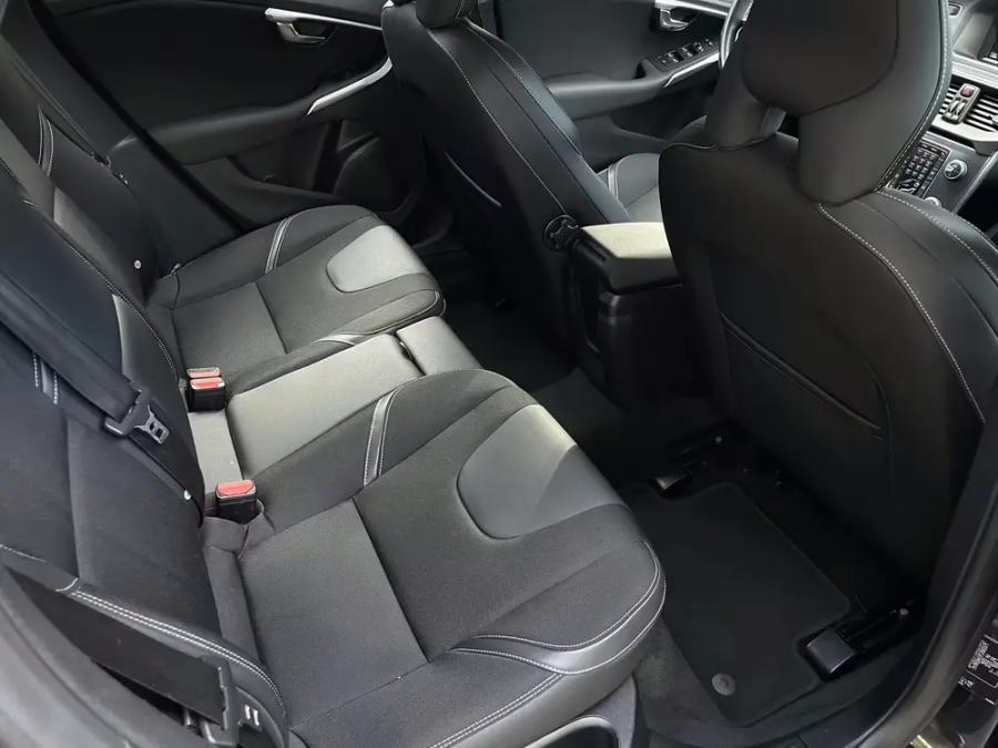 Black Volvo V40 2014 in Riga, with an engine capacity of 1.60 L and mileage of 186 thousand km for 4000 €, photo 13 on AUTOMOTO.COM.LV
