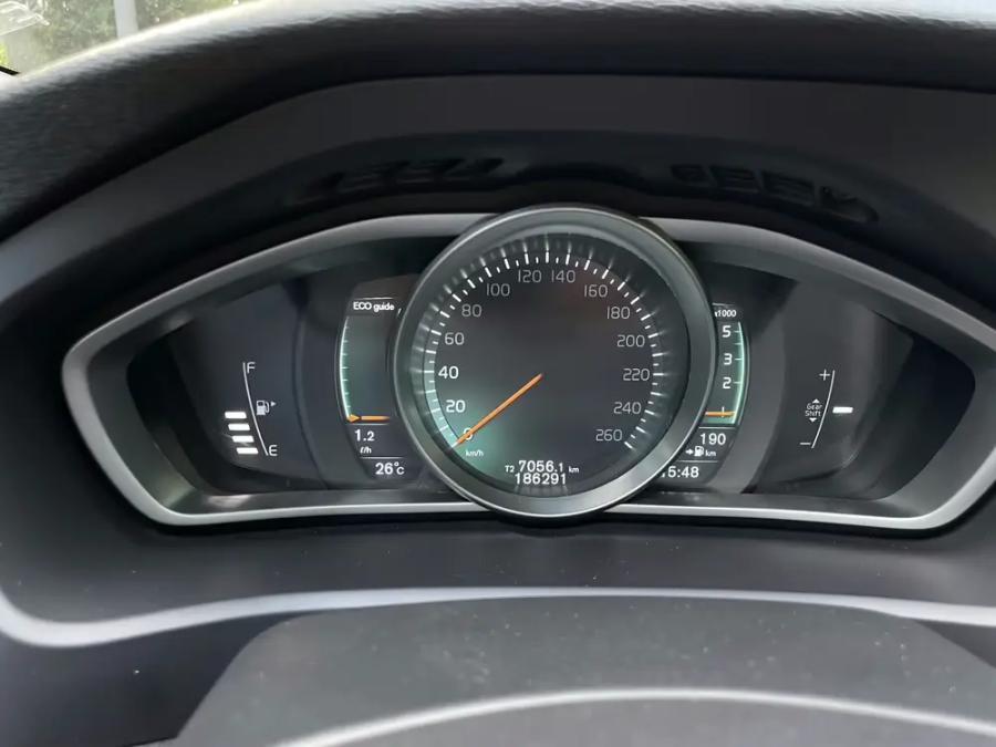 Black Volvo V40 2014 in Riga, with an engine capacity of 1.60 L and mileage of 186 thousand km for 4000 €, photo 14 on AUTOMOTO.COM.LV