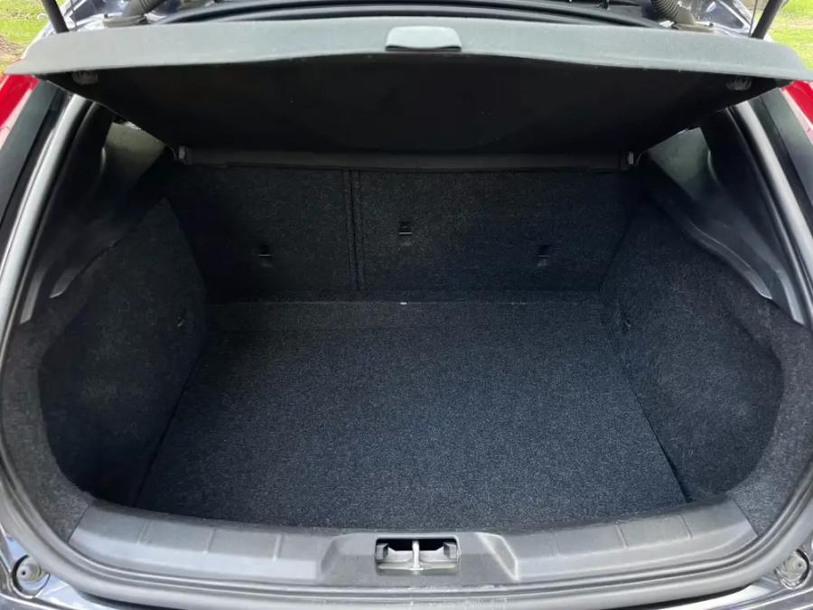 Black Volvo V40 2014 in Riga, with an engine capacity of 1.60 L and mileage of 186 thousand km for 4000 €, photo 16 on AUTOMOTO.COM.LV