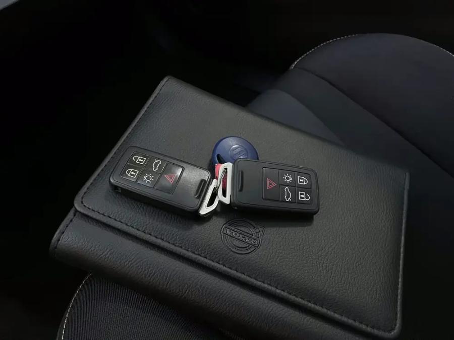Black Volvo V40 2014 in Riga, with an engine capacity of 1.60 L and mileage of 186 thousand km for 4000 €, photo 21 on AUTOMOTO.COM.LV