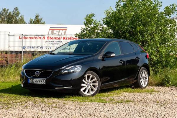 Black Volvo V40 2014 in Riga, with an engine capacity of 1.60 L and mileage of 167 thousand km for 7995 €, photo 3 on AUTOMOTO.COM.LV