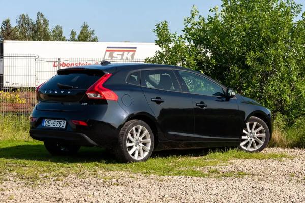 Black Volvo V40 2014 in Riga, with an engine capacity of 1.60 L and mileage of 167 thousand km for 7995 €, photo 4 on AUTOMOTO.COM.LV
