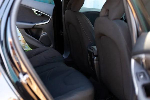 Black Volvo V40 2014 in Riga, with an engine capacity of 1.60 L and mileage of 167 thousand km for 7995 €, photo 10 on AUTOMOTO.COM.LV
