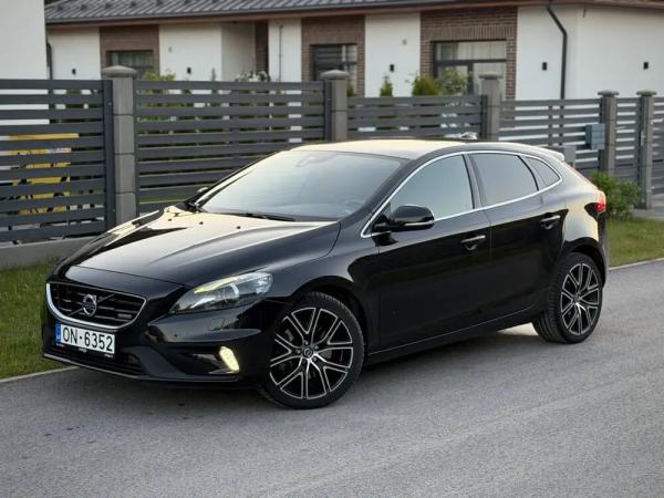 Melns Volvo V40 2014 Jelgava, ar dzinēja tilpumu 2.00 L un nobraukumu 314 tūkst. km par 7200 €, foto 1 vietnē AUTOMOTO.COM.LV