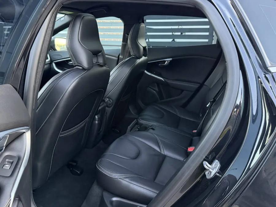 Melns Volvo V40 2014 Jelgava, ar dzinēja tilpumu 2.00 L un nobraukumu 314 tūkst. km par 7200 €, foto 11 vietnē AUTOMOTO.COM.LV