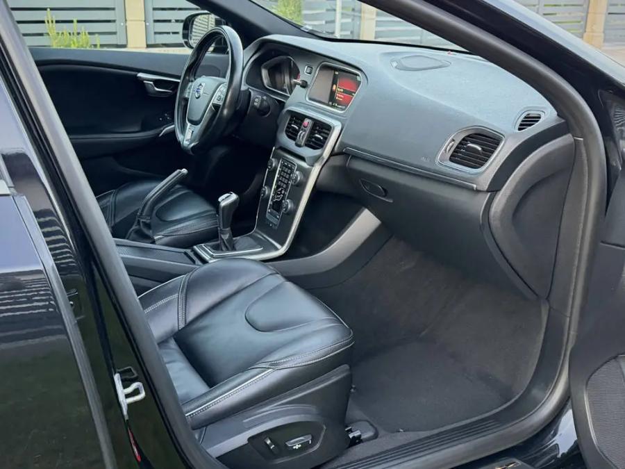 Melns Volvo V40 2014 Jelgava, ar dzinēja tilpumu 2.00 L un nobraukumu 314 tūkst. km par 7200 €, foto 12 vietnē AUTOMOTO.COM.LV