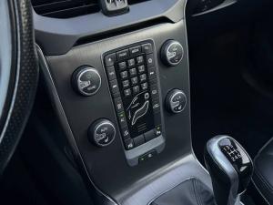 Melns Volvo V40 2014 Jelgava, ar dzinēja tilpumu 2.00 L un nobraukumu 314 tūkst. km par 7200 €, foto 16 vietnē AUTOMOTO.COM.LV