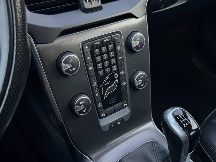 Melns Volvo V40 2014 Jelgava, ar dzinēja tilpumu 2.00 L un nobraukumu 314 tūkst. km par 7200 €, foto 16 vietnē AUTOMOTO.COM.LV