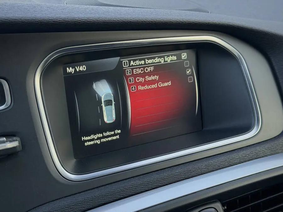 Melns Volvo V40 2014 Jelgava, ar dzinēja tilpumu 2.00 L un nobraukumu 314 tūkst. km par 7200 €, foto 17 vietnē AUTOMOTO.COM.LV