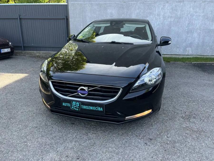 Melns Volvo V40 2014 Liepāja, ar dzinēja tilpumu 1.60 L un nobraukumu 277 tūkst. km par 6450 €, foto 1 vietnē AUTOMOTO.COM.LV