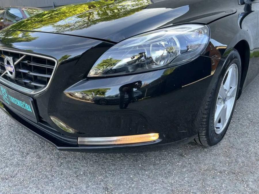 Melns Volvo V40 2014 Liepāja, ar dzinēja tilpumu 1.60 L un nobraukumu 277 tūkst. km par 6450 €, foto 3 vietnē AUTOMOTO.COM.LV