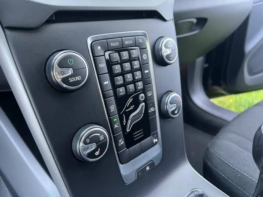 Melns Volvo V40 2014 Liepāja, ar dzinēja tilpumu 1.60 L un nobraukumu 277 tūkst. km par 6450 €, foto 14 vietnē AUTOMOTO.COM.LV