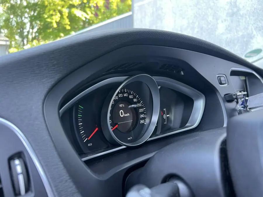 Melns Volvo V40 2014 Liepāja, ar dzinēja tilpumu 1.60 L un nobraukumu 277 tūkst. km par 6450 €, foto 15 vietnē AUTOMOTO.COM.LV