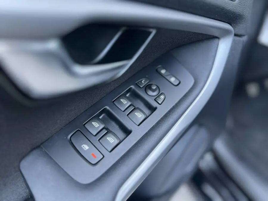Melns Volvo V40 2014 Liepāja, ar dzinēja tilpumu 1.60 L un nobraukumu 277 tūkst. km par 6450 €, foto 16 vietnē AUTOMOTO.COM.LV