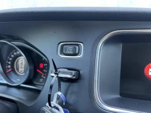 Melns Volvo V40 2014 Liepāja, ar dzinēja tilpumu 1.60 L un nobraukumu 277 tūkst. km par 6450 €, foto 17 vietnē AUTOMOTO.COM.LV