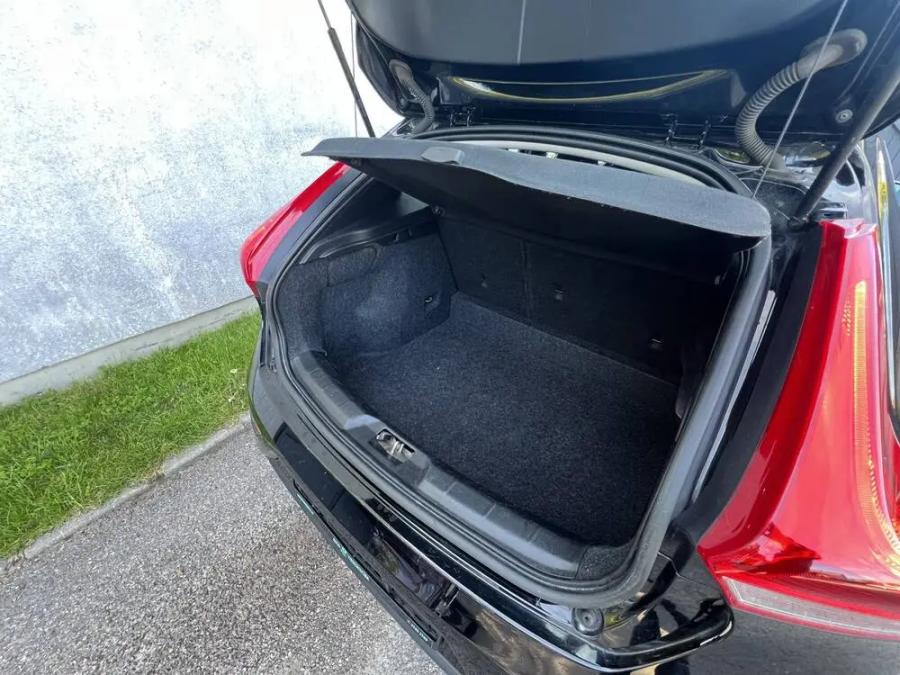 Melns Volvo V40 2014 Liepāja, ar dzinēja tilpumu 1.60 L un nobraukumu 277 tūkst. km par 6450 €, foto 18 vietnē AUTOMOTO.COM.LV