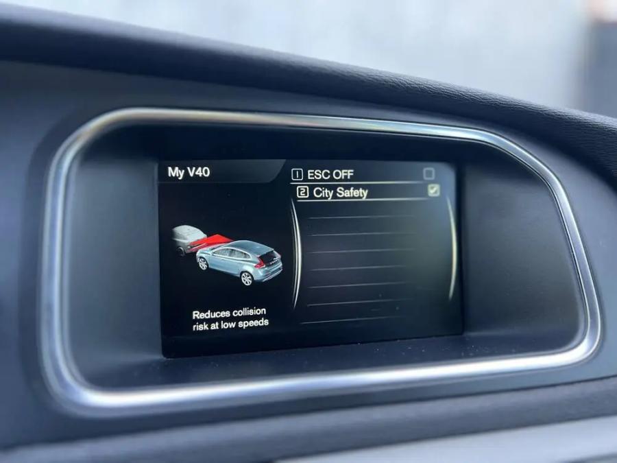 Melns Volvo V40 2014 Liepāja, ar dzinēja tilpumu 1.60 L un nobraukumu 277 tūkst. km par 6450 €, foto 19 vietnē AUTOMOTO.COM.LV