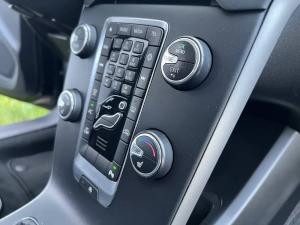 Melns Volvo V40 2014 Liepāja, ar dzinēja tilpumu 1.60 L un nobraukumu 277 tūkst. km par 6450 €, foto 22 vietnē AUTOMOTO.COM.LV