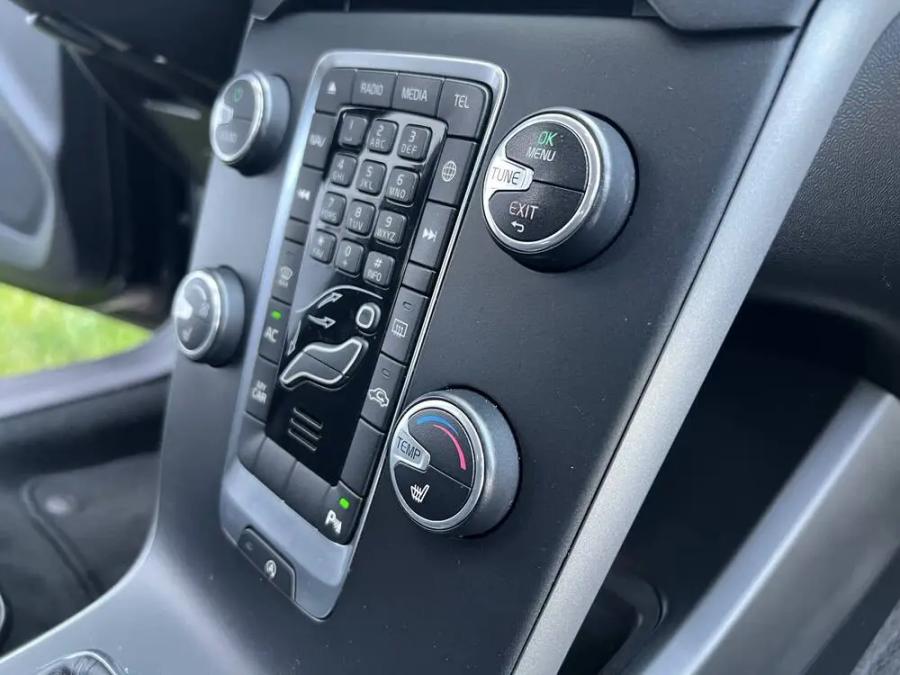 Melns Volvo V40 2014 Liepāja, ar dzinēja tilpumu 1.60 L un nobraukumu 277 tūkst. km par 6450 €, foto 22 vietnē AUTOMOTO.COM.LV