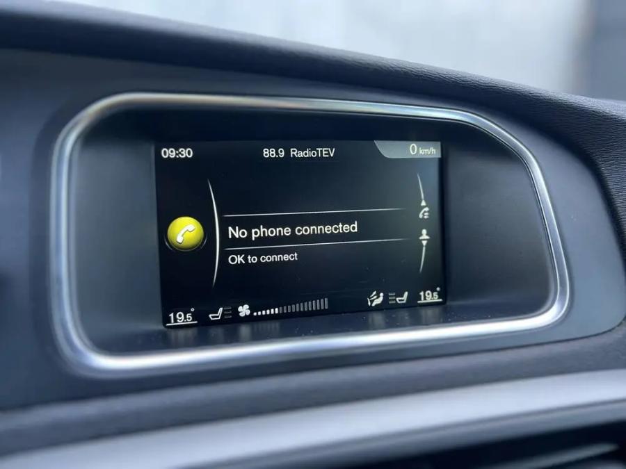 Melns Volvo V40 2014 Liepāja, ar dzinēja tilpumu 1.60 L un nobraukumu 277 tūkst. km par 6450 €, foto 23 vietnē AUTOMOTO.COM.LV