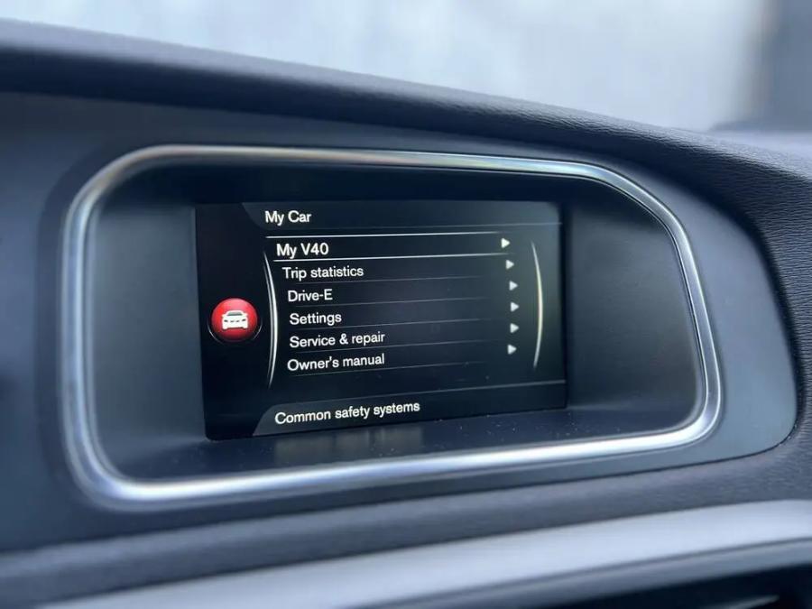 Melns Volvo V40 2014 Liepāja, ar dzinēja tilpumu 1.60 L un nobraukumu 277 tūkst. km par 6450 €, foto 24 vietnē AUTOMOTO.COM.LV