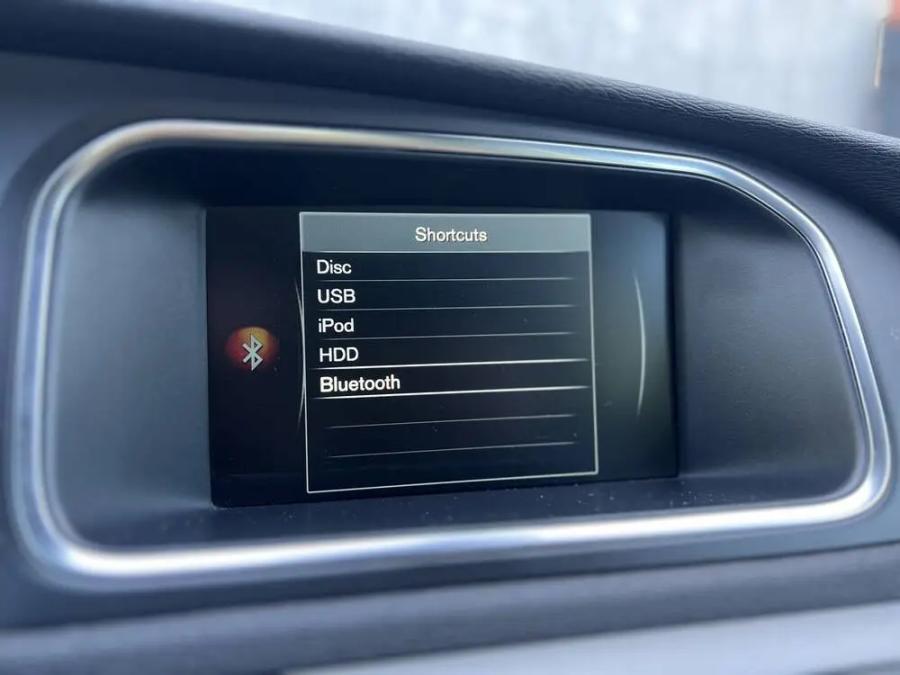 Melns Volvo V40 2014 Liepāja, ar dzinēja tilpumu 1.60 L un nobraukumu 277 tūkst. km par 6450 €, foto 26 vietnē AUTOMOTO.COM.LV