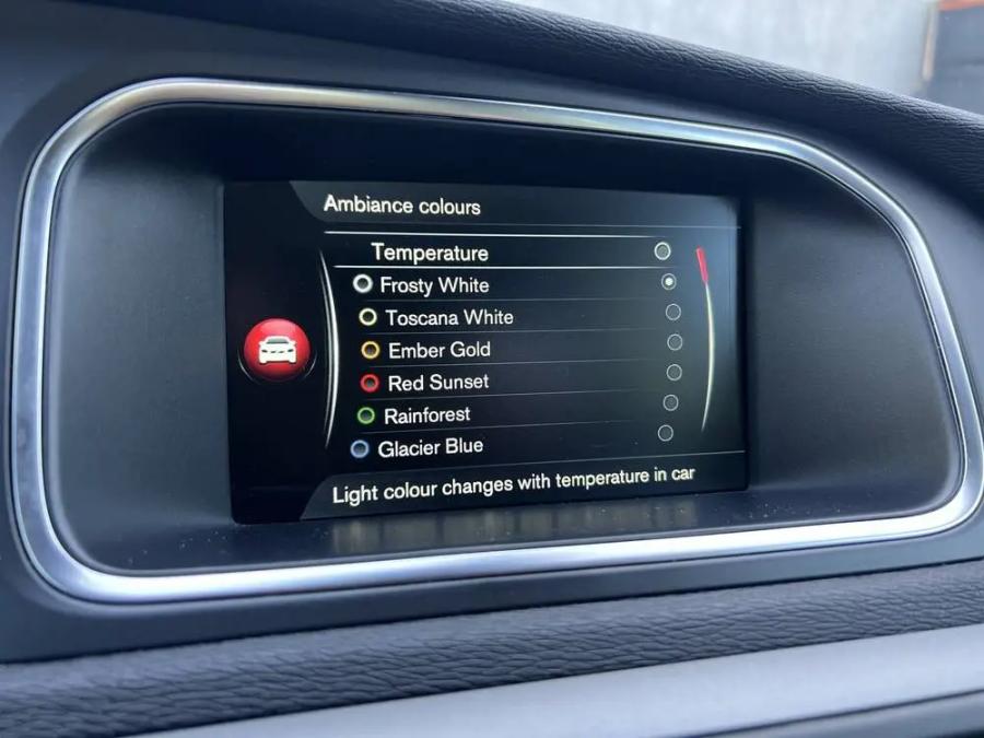 Melns Volvo V40 2014 Liepāja, ar dzinēja tilpumu 1.60 L un nobraukumu 277 tūkst. km par 6450 €, foto 27 vietnē AUTOMOTO.COM.LV